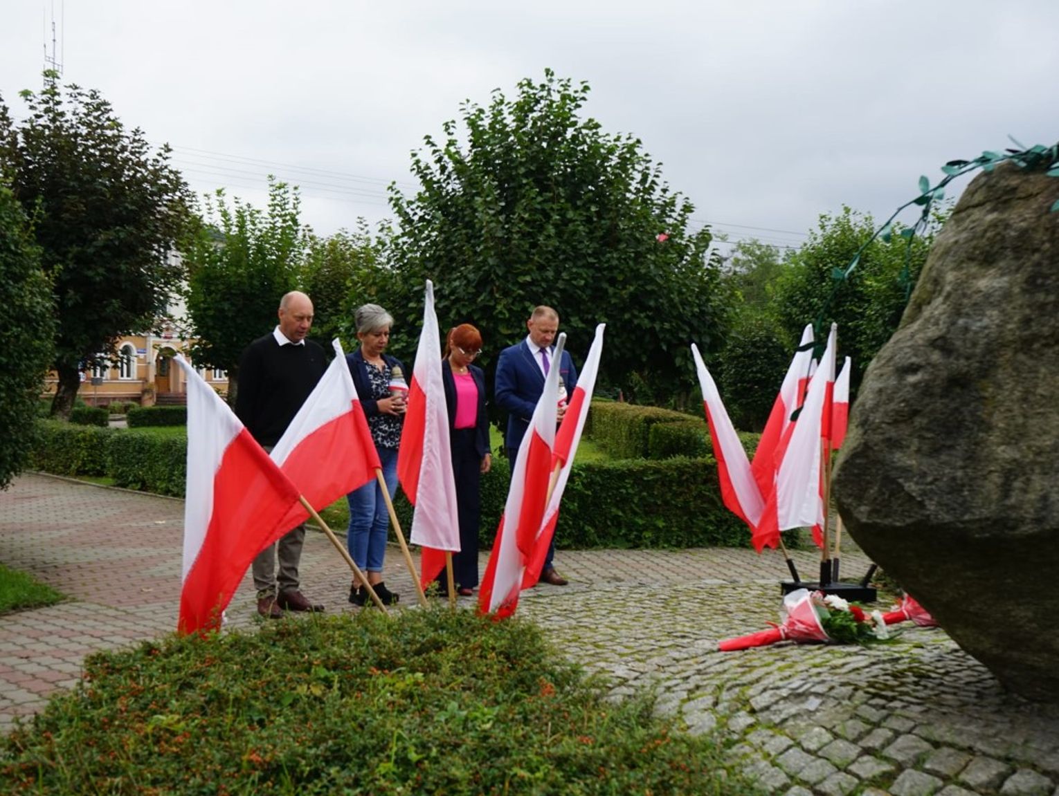 Płoty: Wiązanki kwiatów w 84. rocznicę Wybuchu II Wojny Światowej
